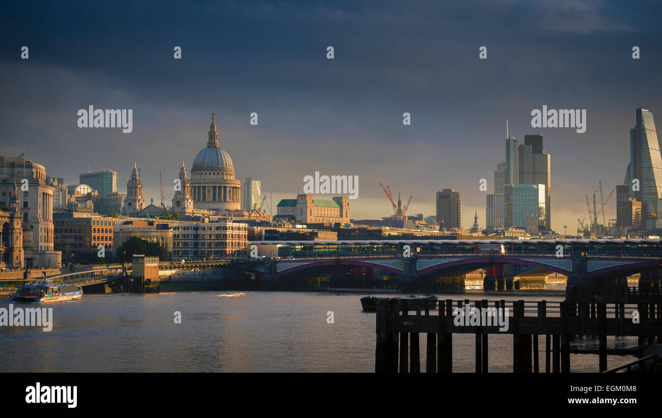 The city of london skyline at dawn hi-res stock photography and images ...