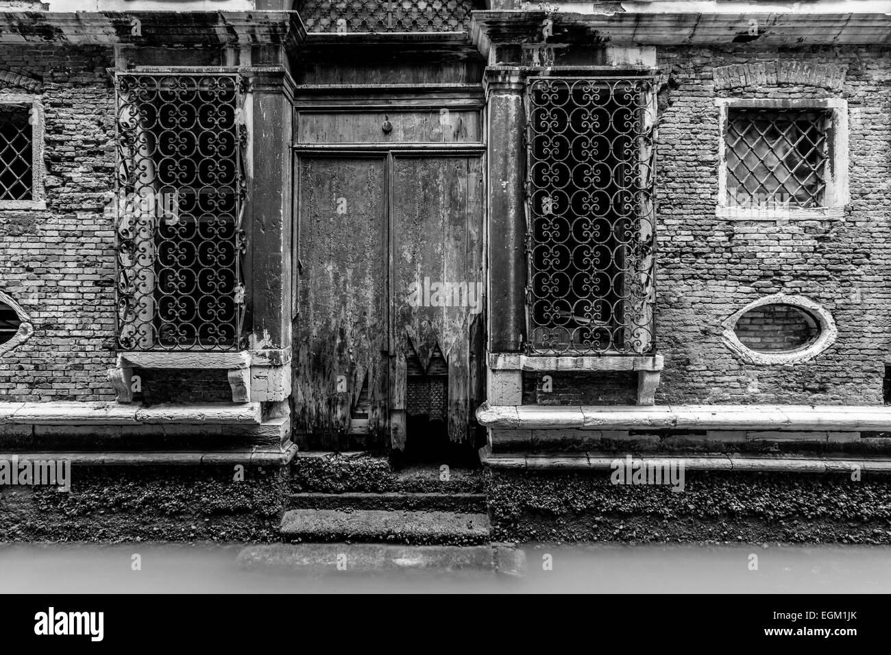 Italian crumbling buildings hi-res stock photography and images - Alamy