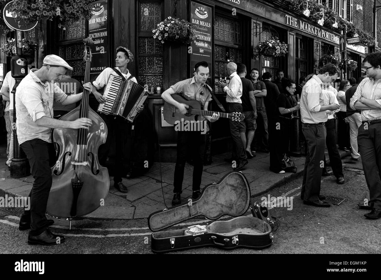 Street Musicians Perform Outside The Market Porter Pub, London Bridge ...