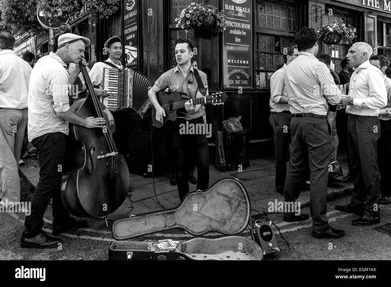 Street Musicians Perform Outside The Market Porter Pub, London Bridge ...