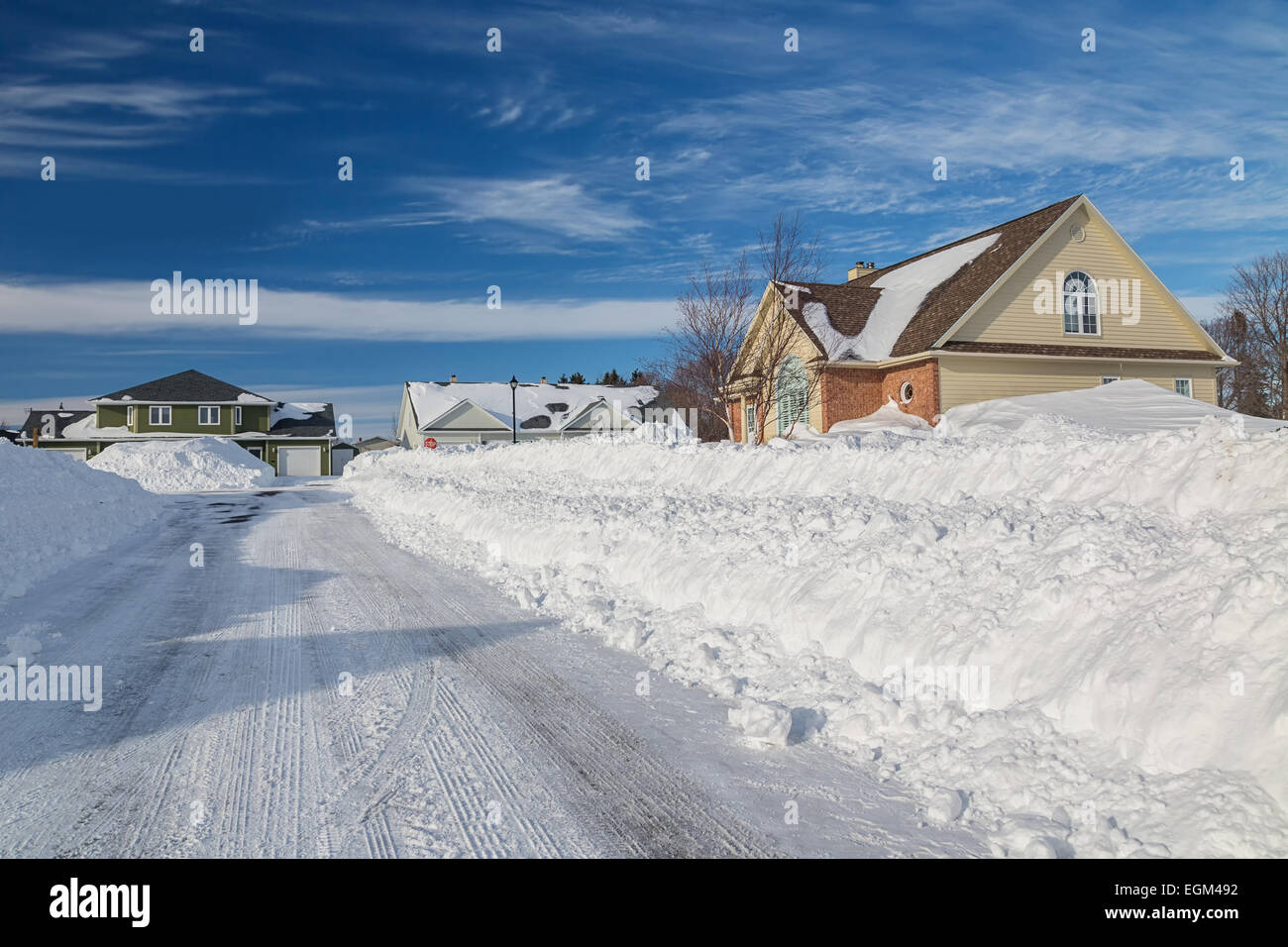 Heavy snowfall in a suburban neighborhood Stock Photo - Alamy