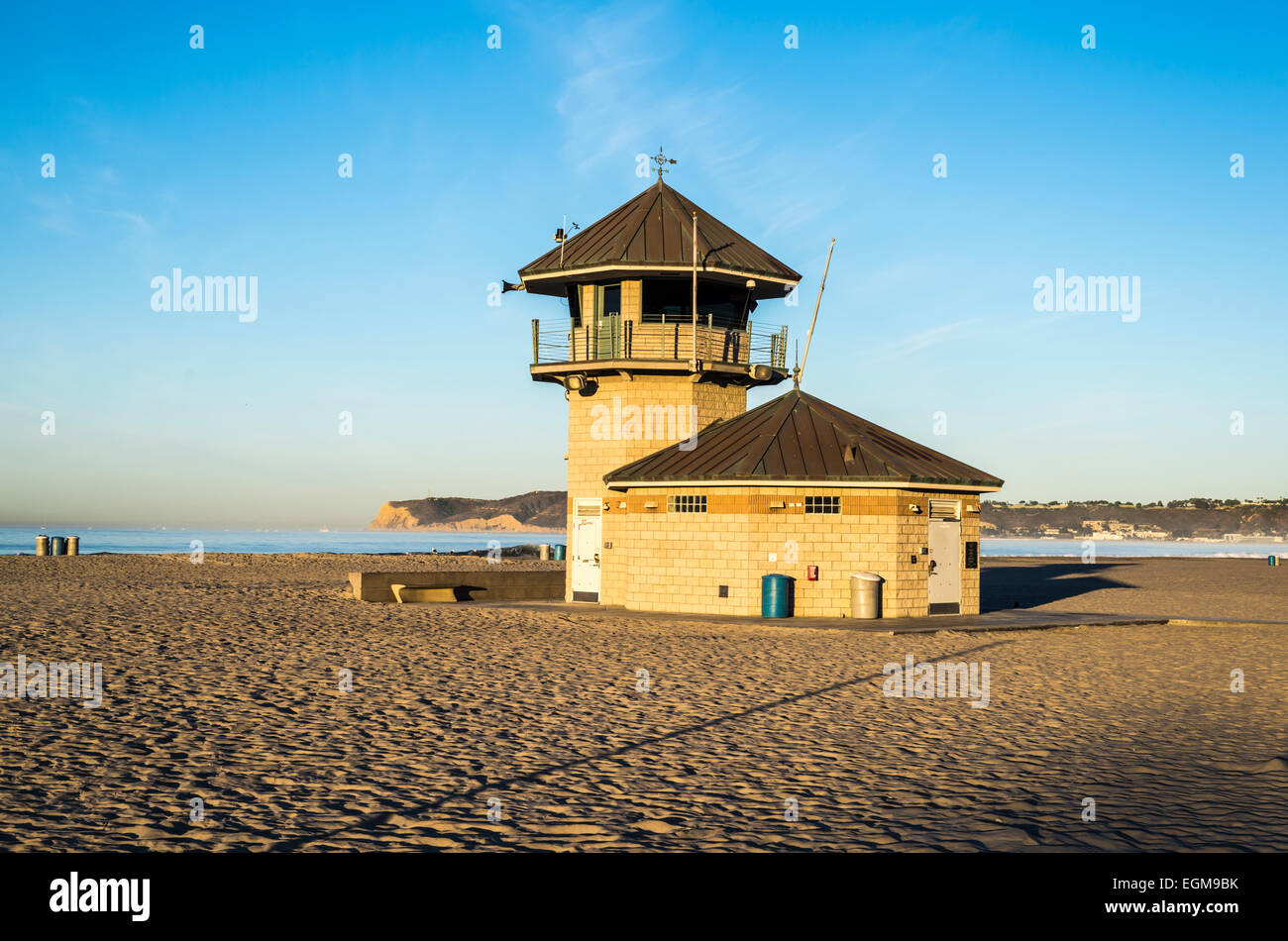 Lifeguard Station building on Coronado Central Beach. Coronado ...