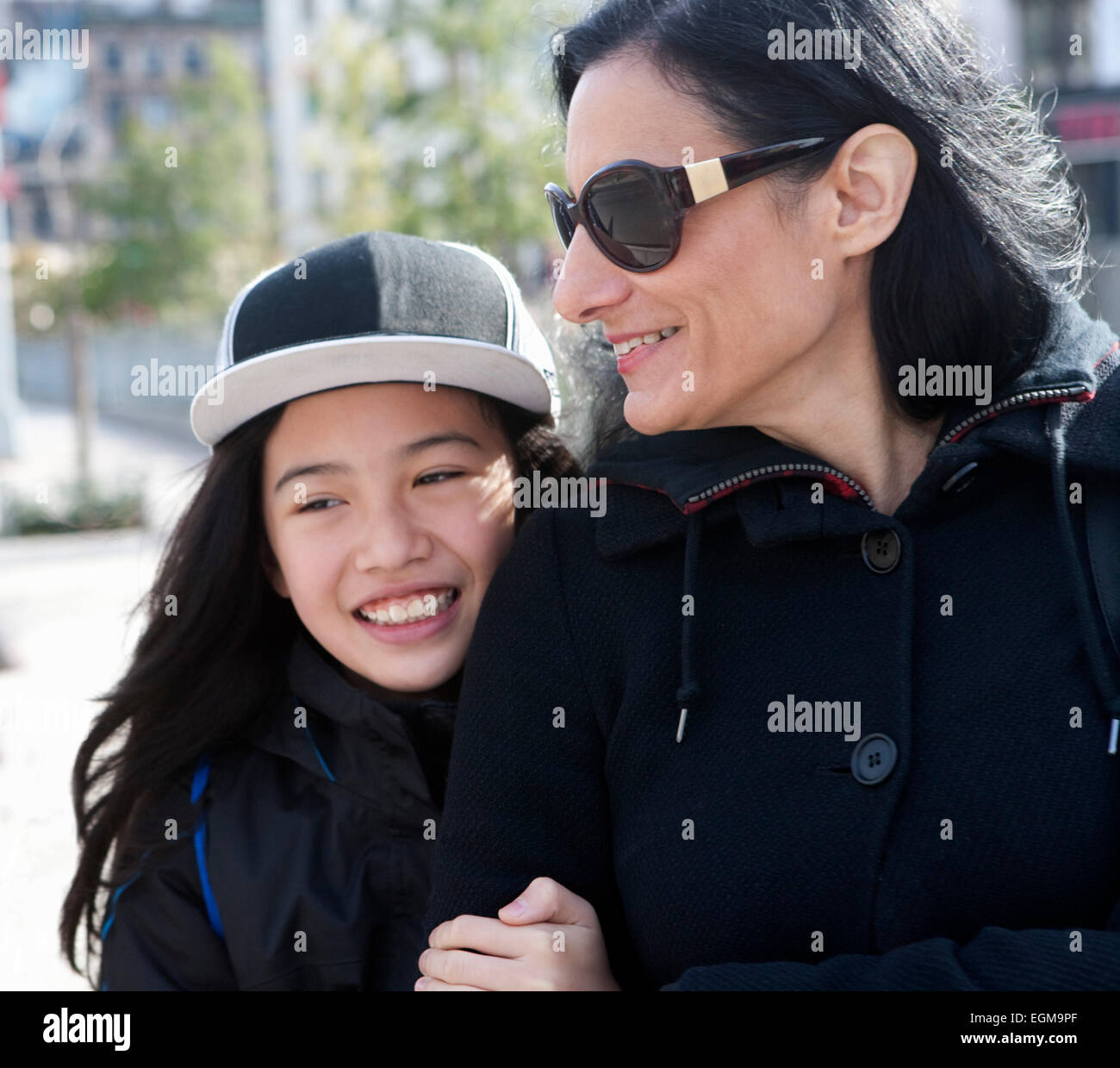 Mother daughter walking nyc hi-res stock photography and images - Alamy