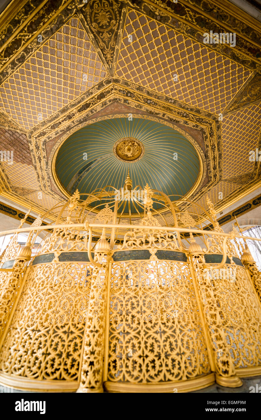 Ablutions fountain in courtyard mosque hi-res stock photography and ...