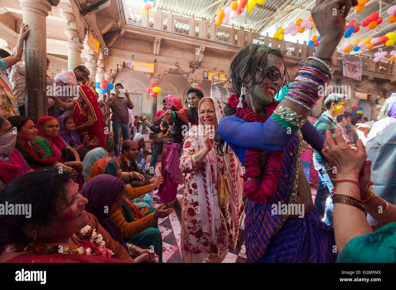 Mathura. 26th Feb, 2015. Indian women perform on the eve of the Lathmar ...