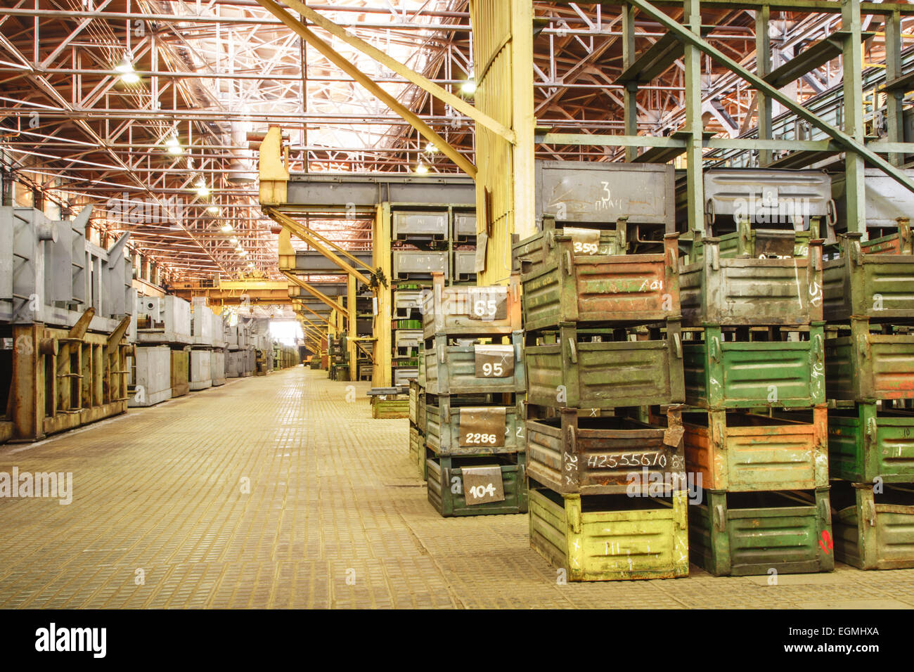 Metal warehouse hi-res stock photography and images - Alamy