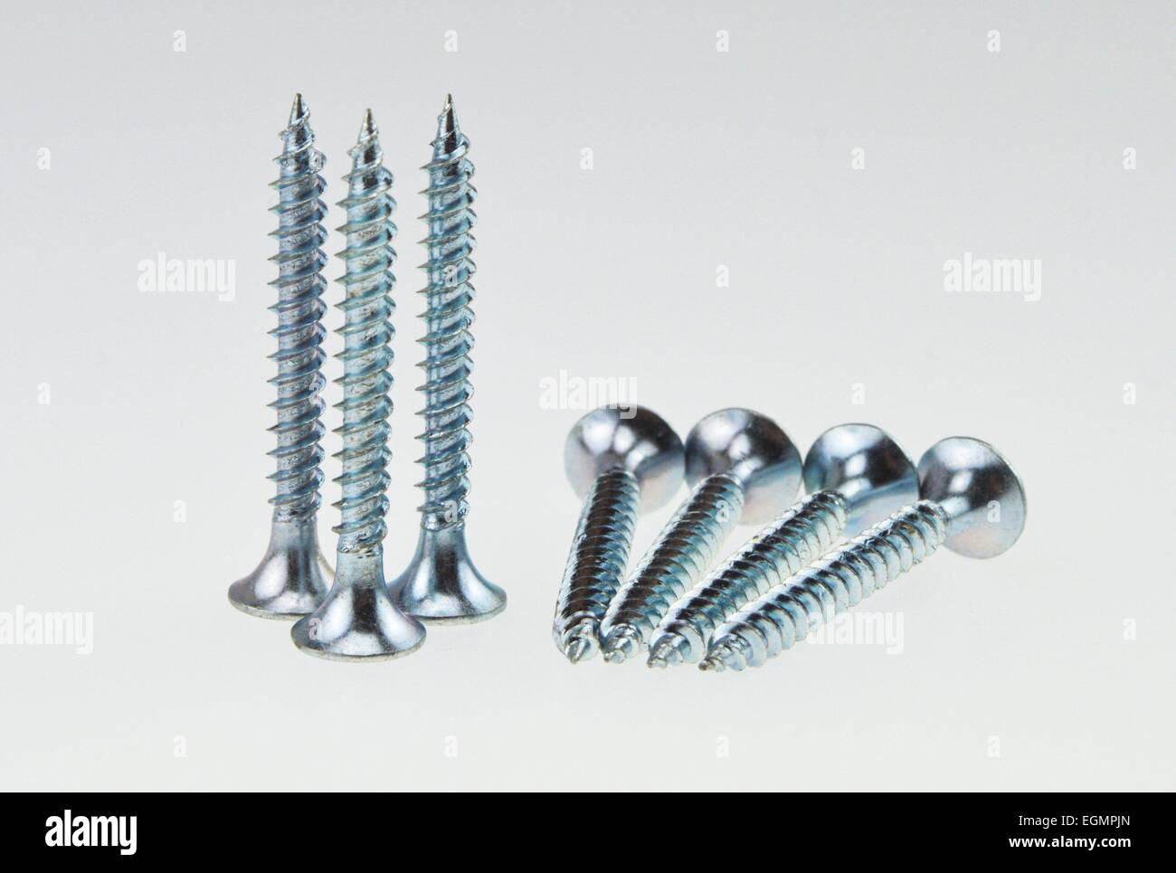 Large pile shiny metal screws hi-res stock photography and images - Alamy