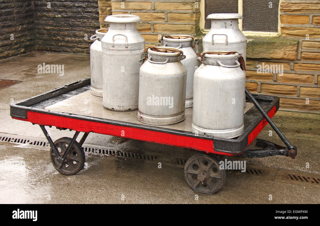 Milk churns farm hi-res stock photography and images - Alamy