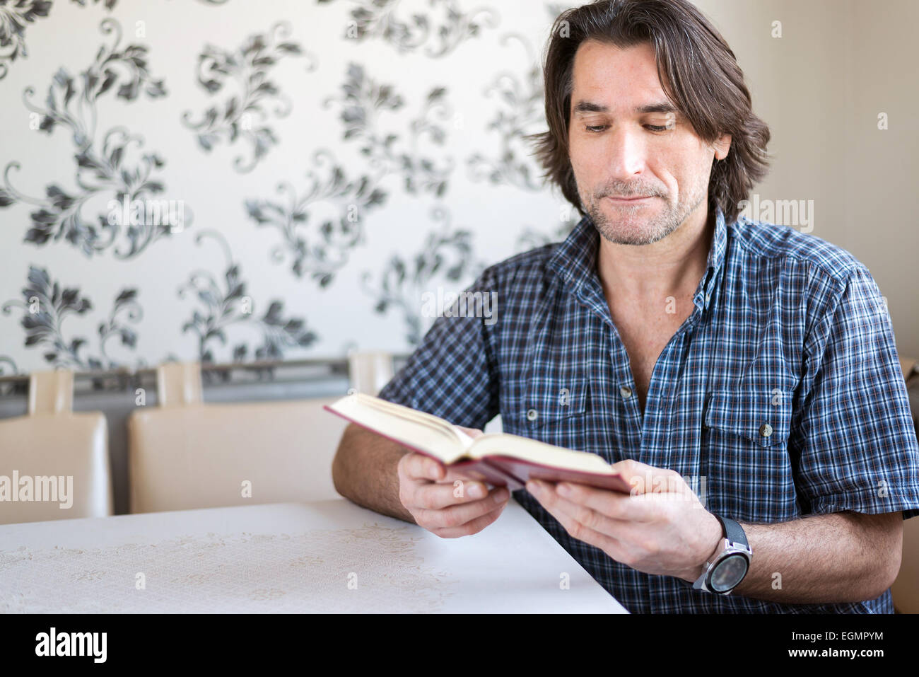 Person sitting table reads hi-res stock photography and images - Alamy