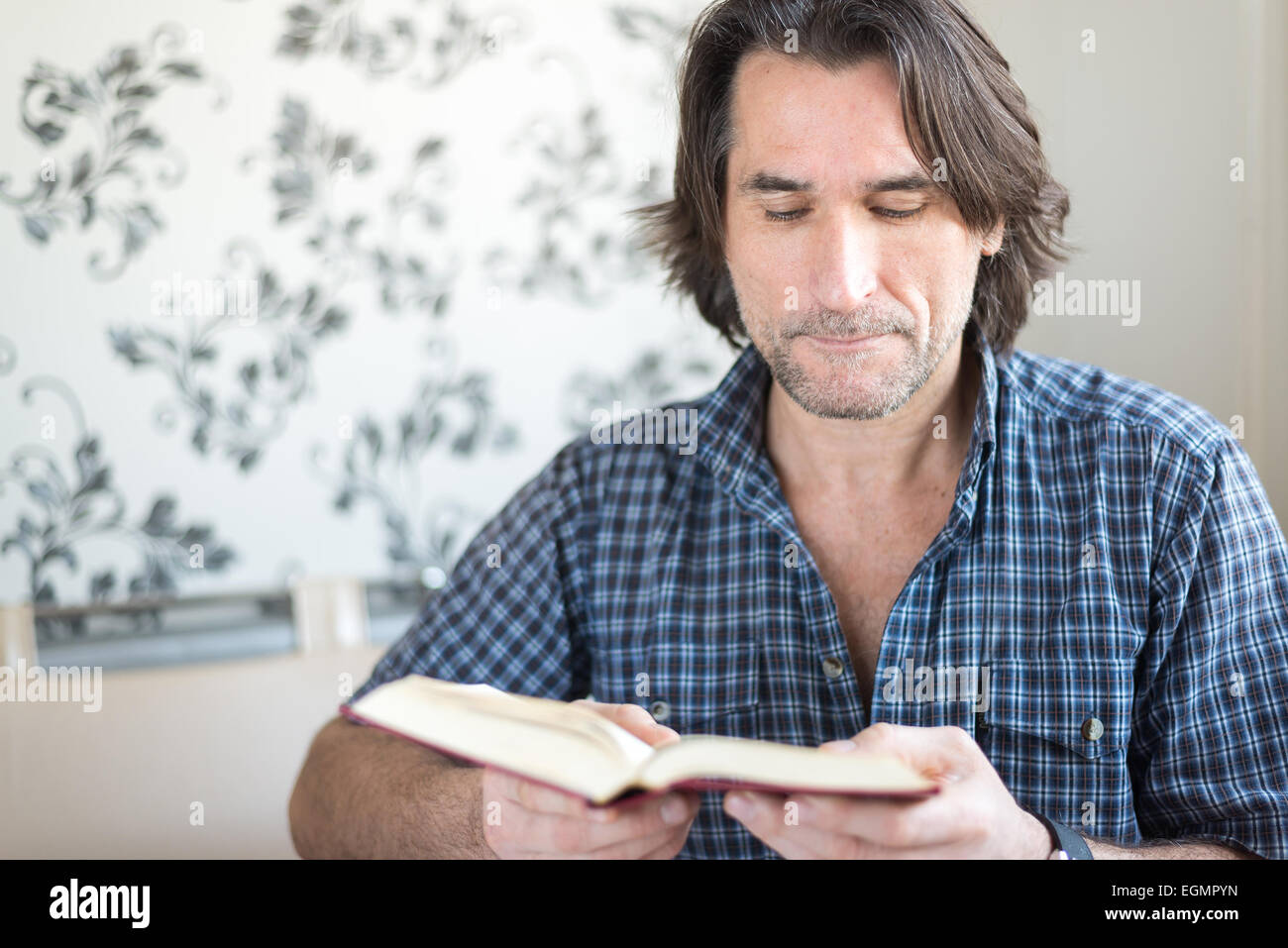 Person sitting table reads hi-res stock photography and images - Alamy