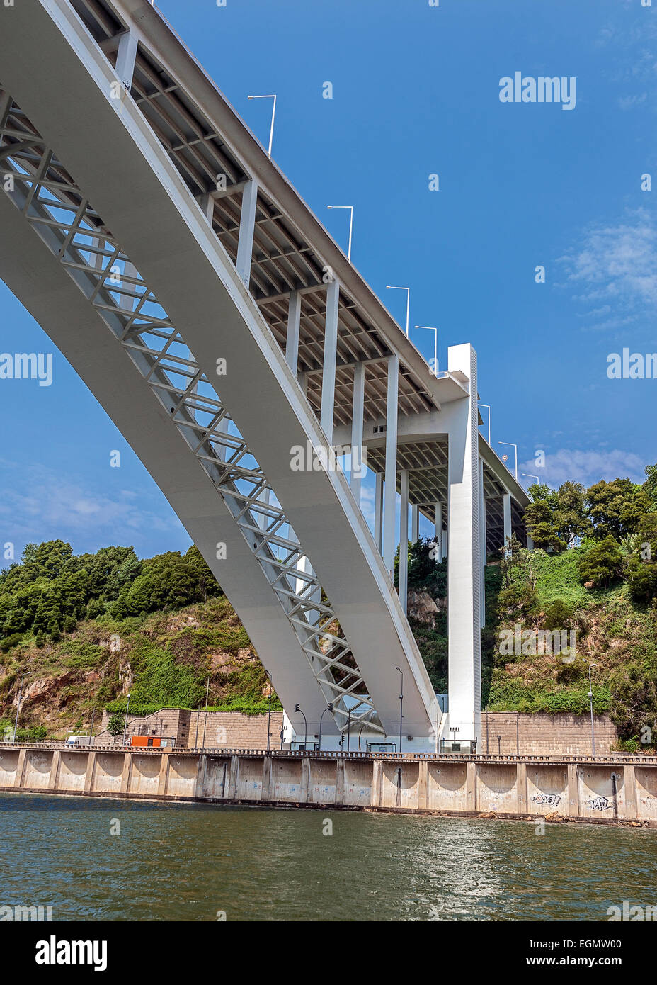 Portugal, Porto . Car arch bridge Arrábida , built of concrete - one of ...