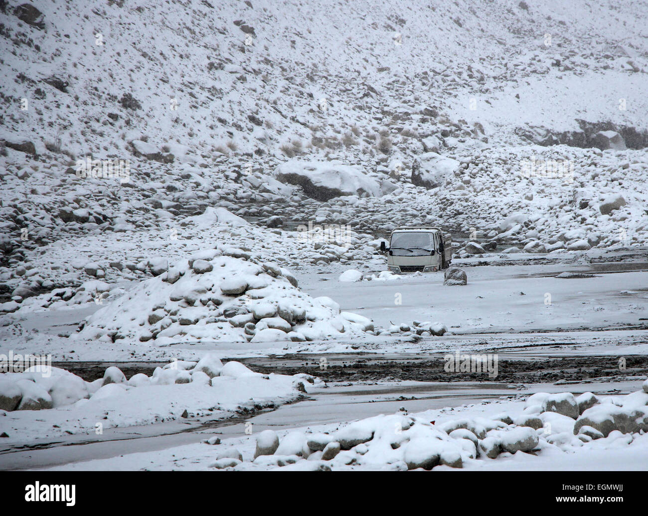 Vehicles stranded hi-res stock photography and images - Alamy