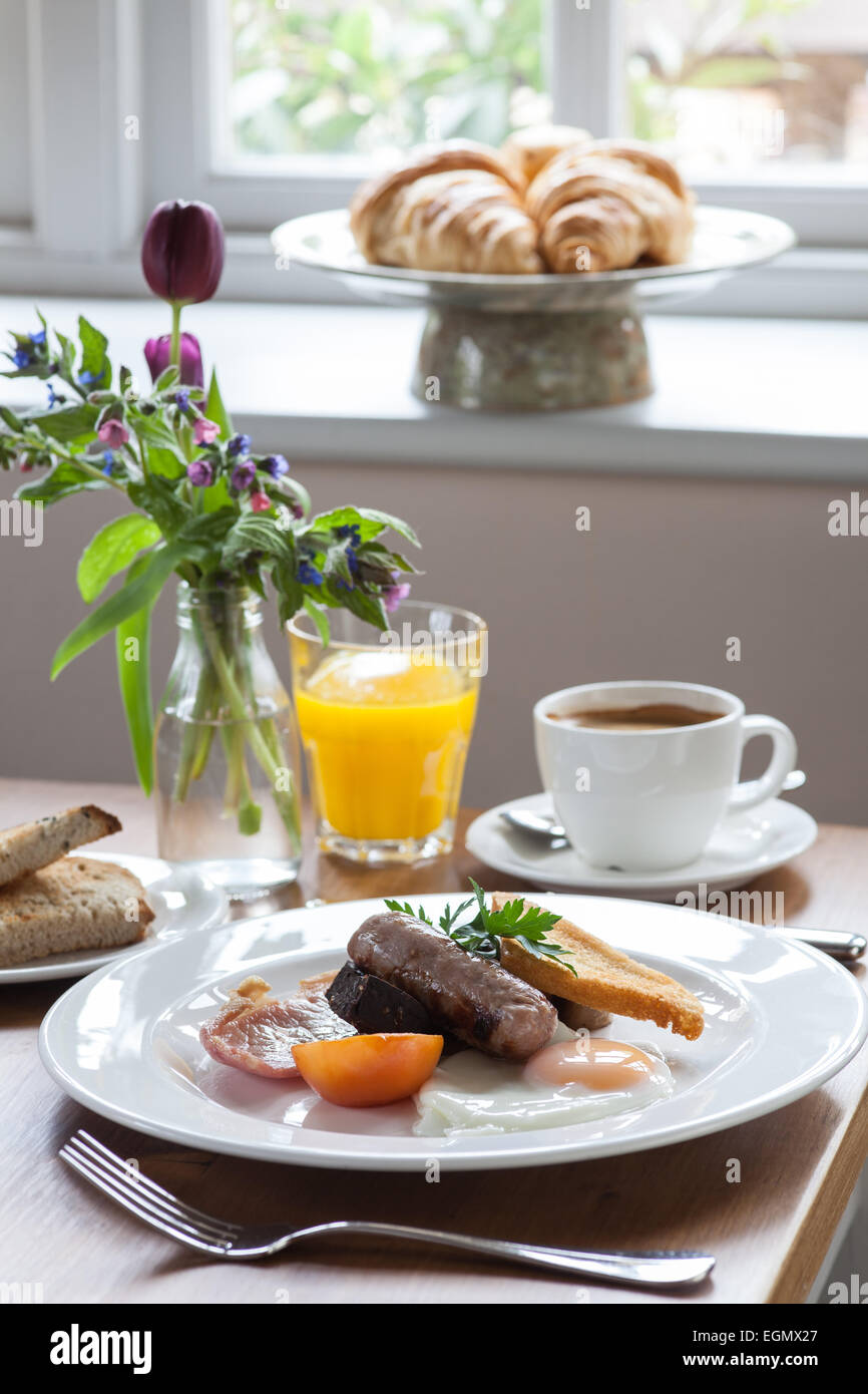 Full English breakfast with sausage, tomatoes and bacon Stock Photo - Alamy