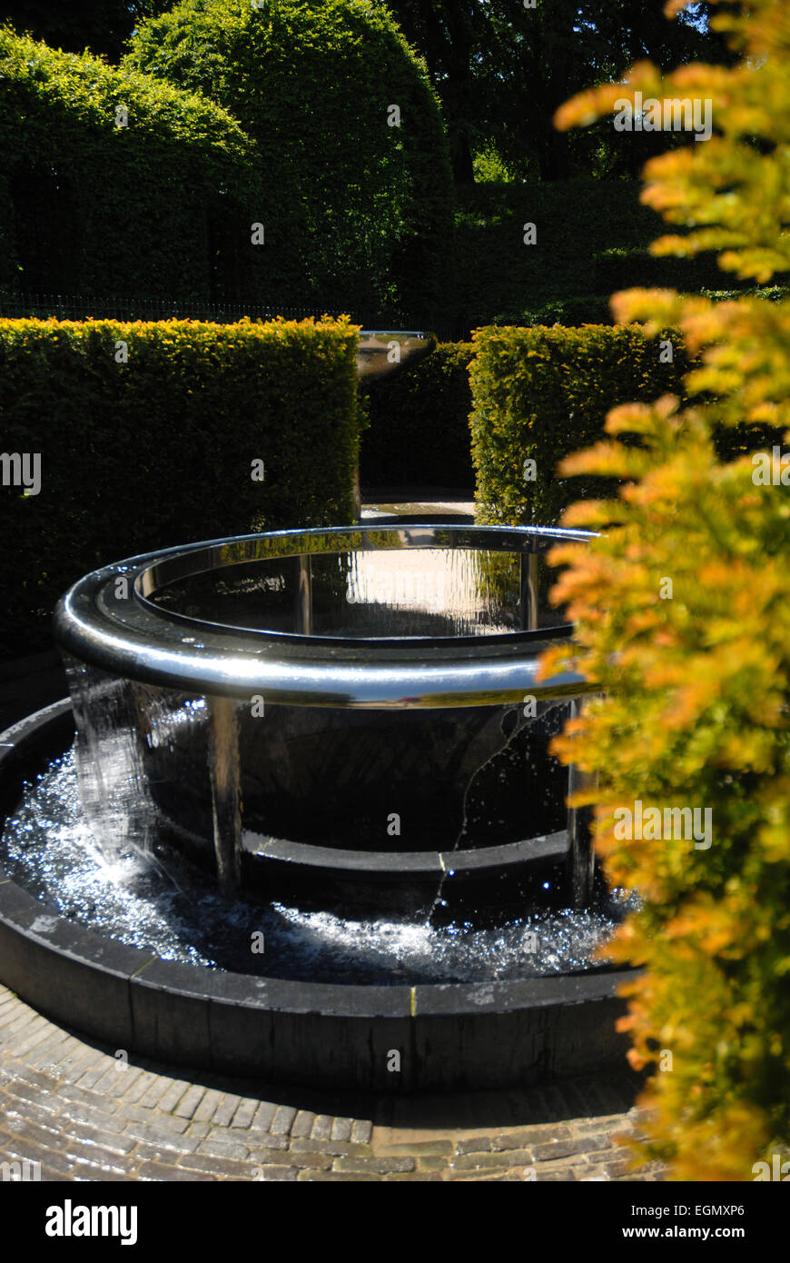 Modern water feature hi-res stock photography and images - Alamy