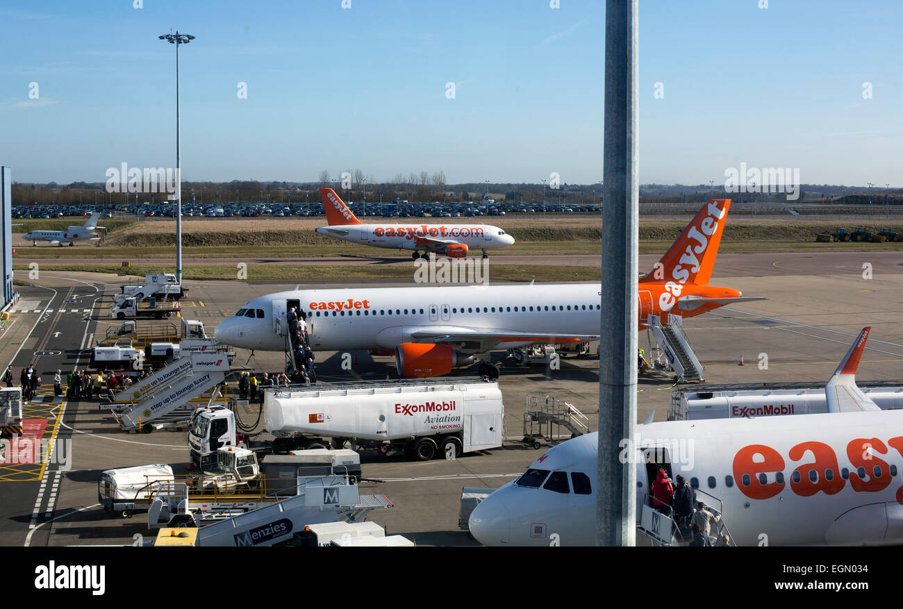 Easyjet plane aeroplanes at Luton airport Stock Photo - Alamy