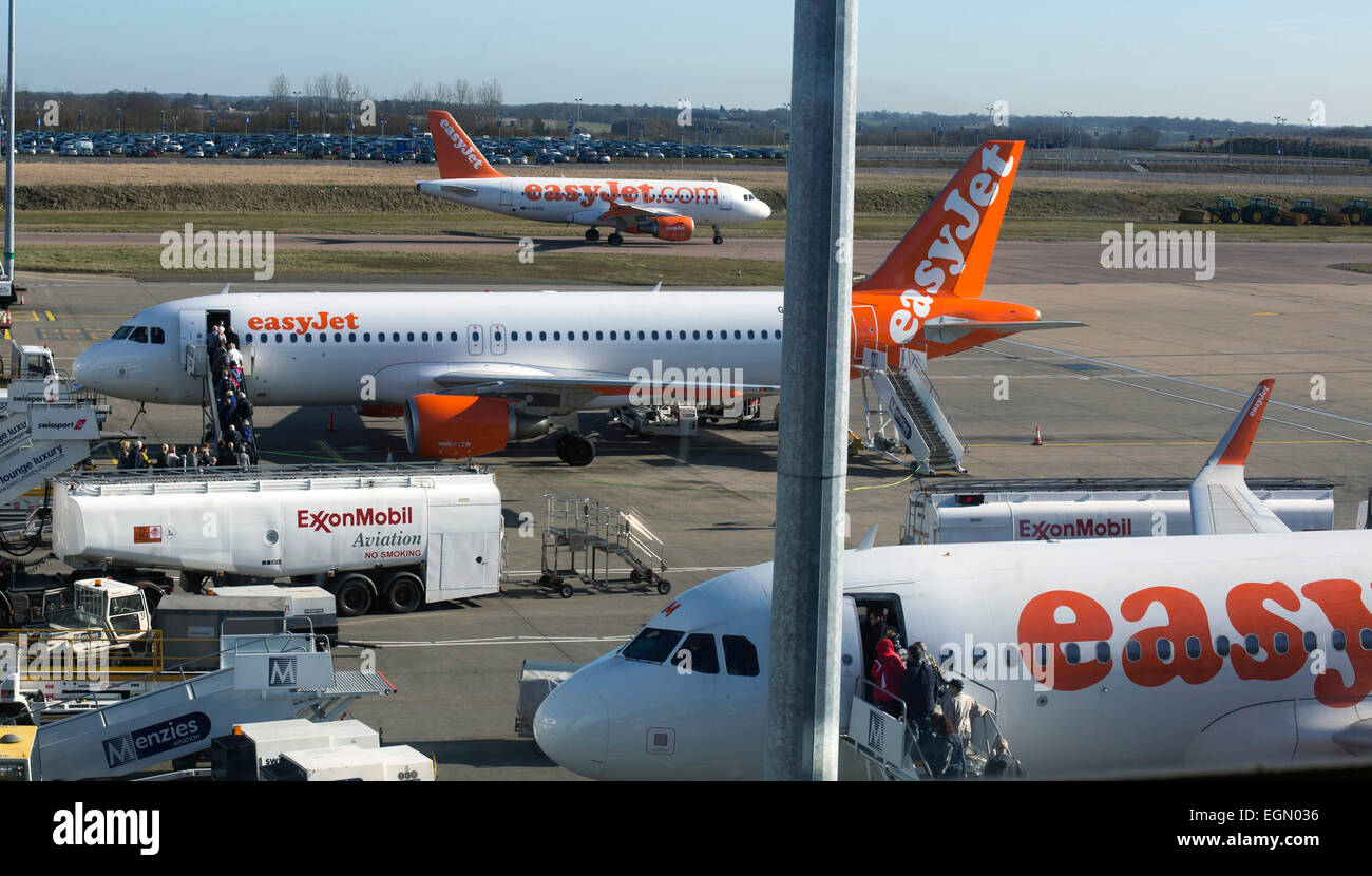 Easyjet plane aeroplanes at Luton airport Stock Photo - Alamy