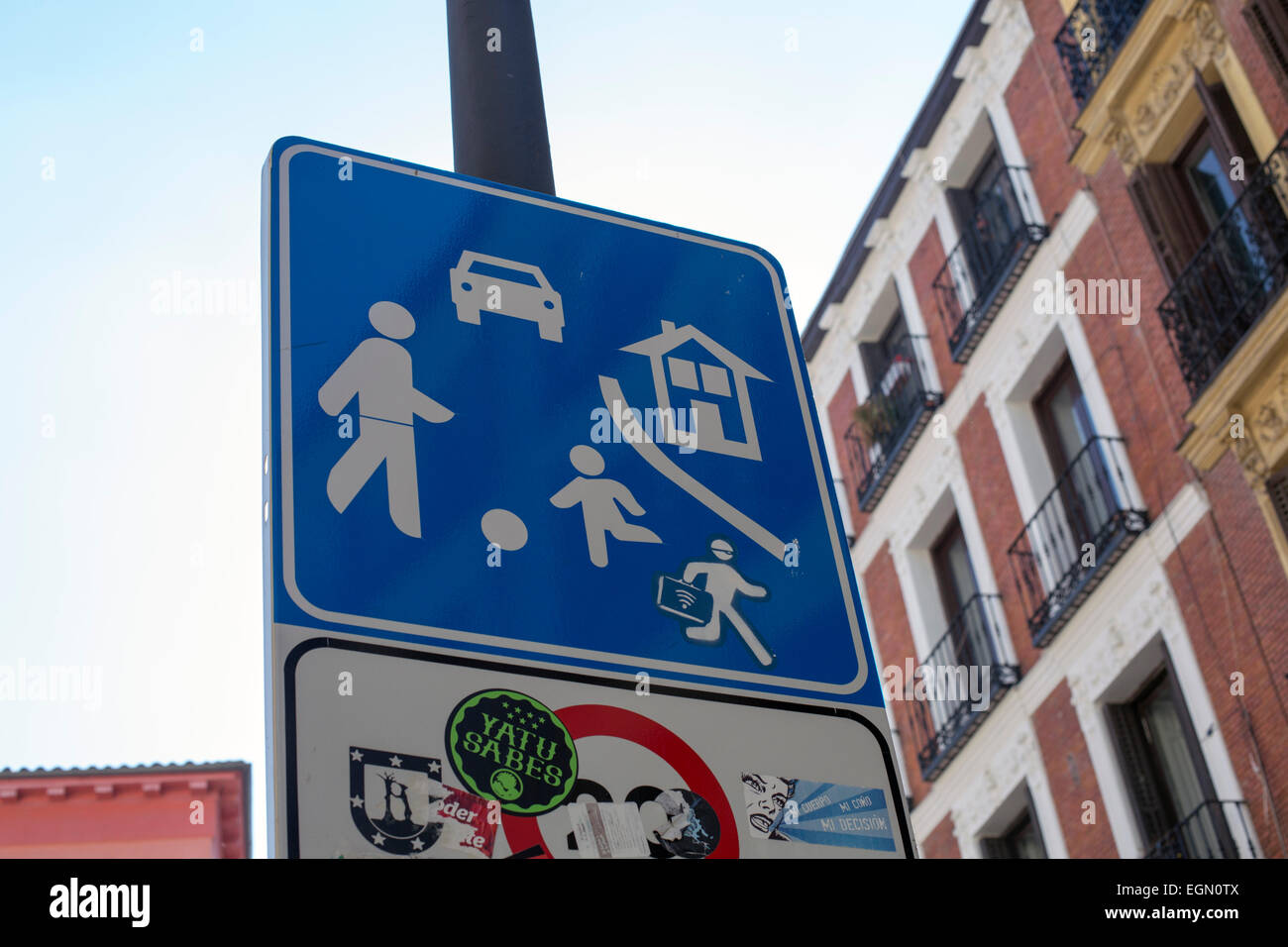street road sign kids playing shared space ball Stock Photo - Alamy