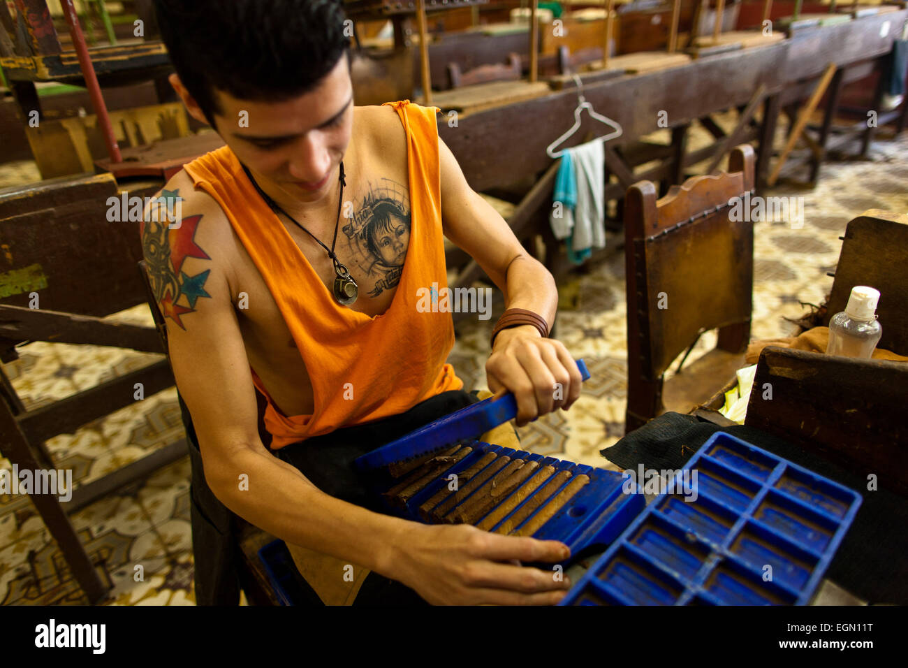 Havana, Cuba. 26th Feb, 2015. A worker rolls cigars at a factory in ...