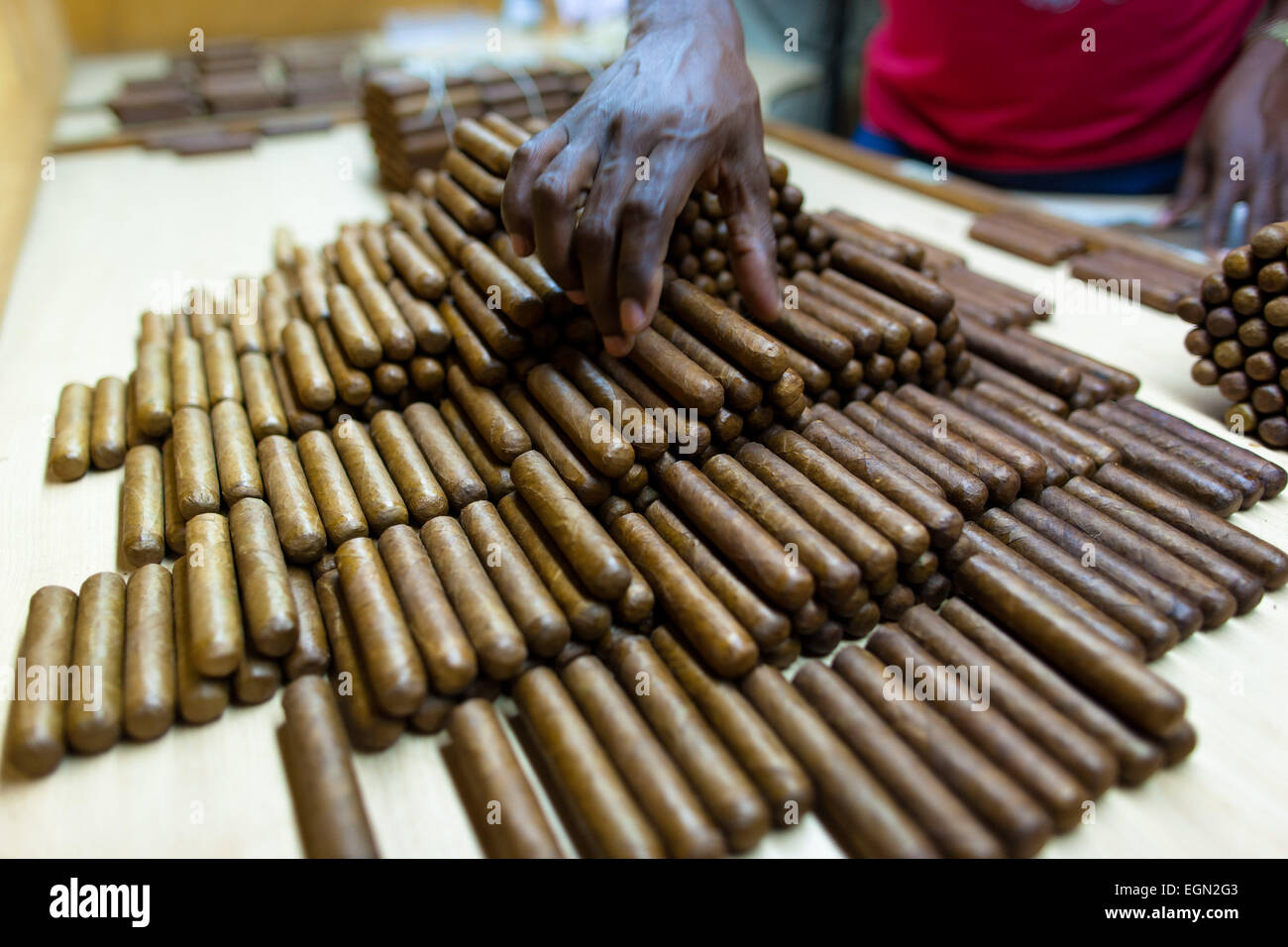 (150227) -- HAVANA, Feb. 27, 2015 (Xinhua) -- A worker inspects ...