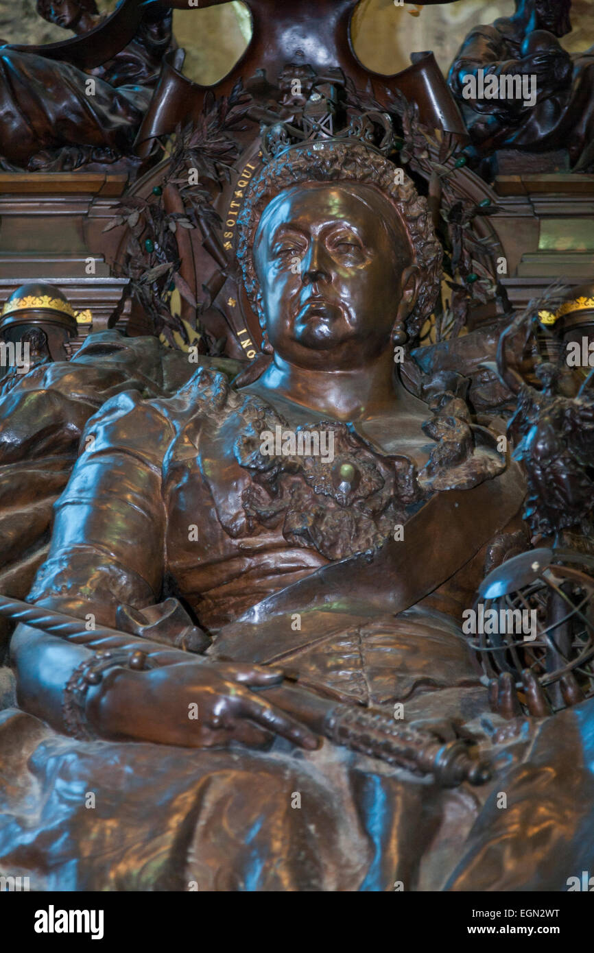 Bronze statue of Queen Victoria – in place Winchester's medieval Great ...