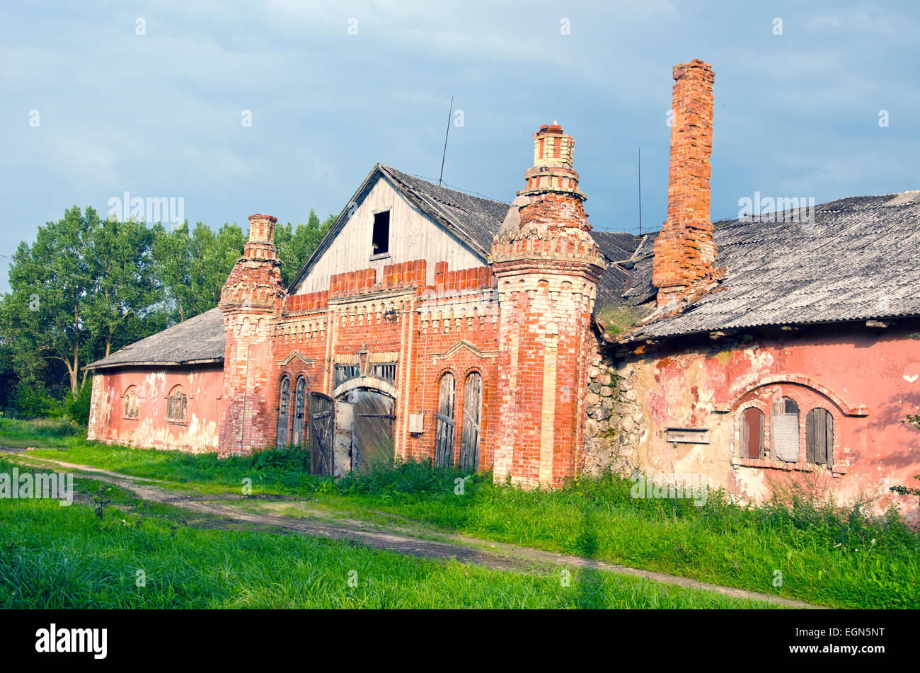 Ruins abandoned brick manor hi-res stock photography and images - Alamy