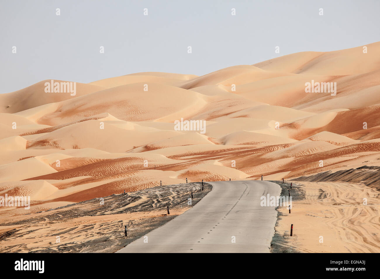 Road through the desert in Liwa Oasis area, Emirate of Abu Dhabi ...