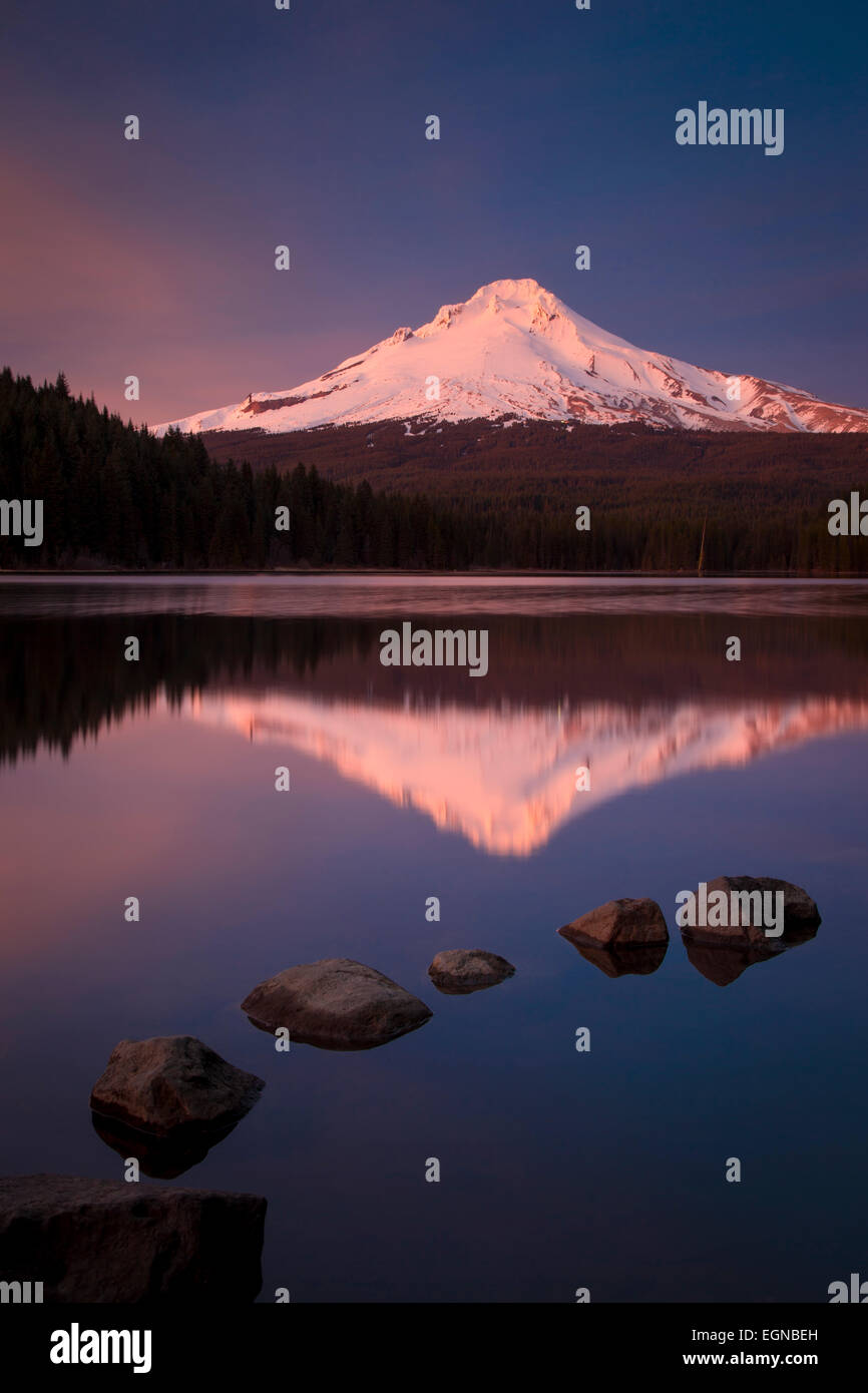 Setting sunlight on Mount Hood from Trillium Lake, Cascade Mountains ...