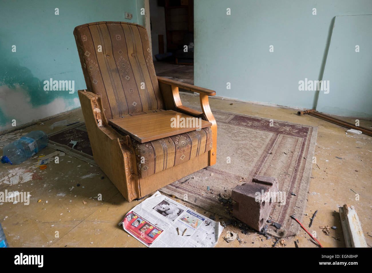 Derelict chair hi-res stock photography and images - Alamy
