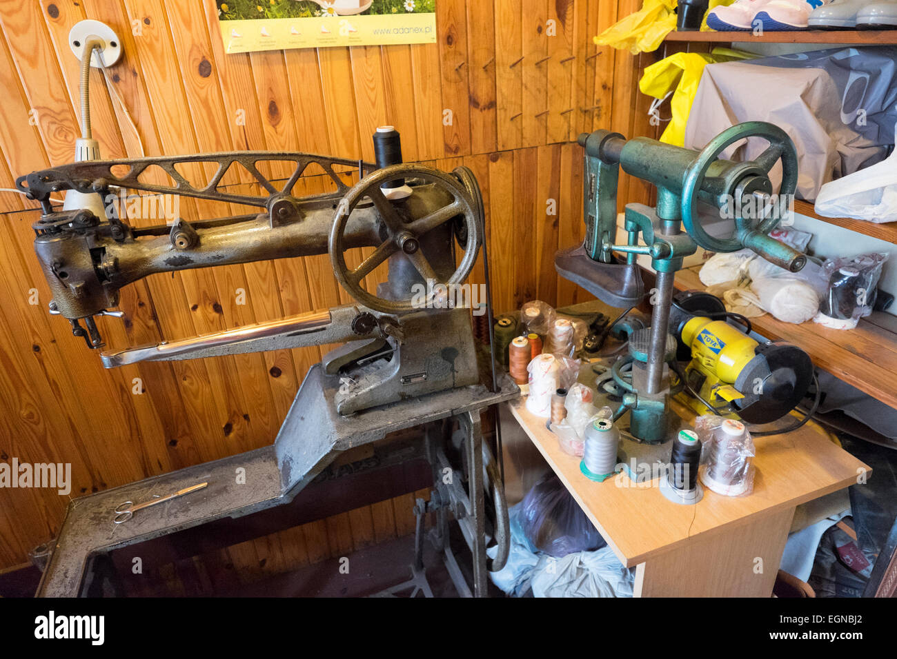 Old fashioned sewing machine Stock Photo - Alamy