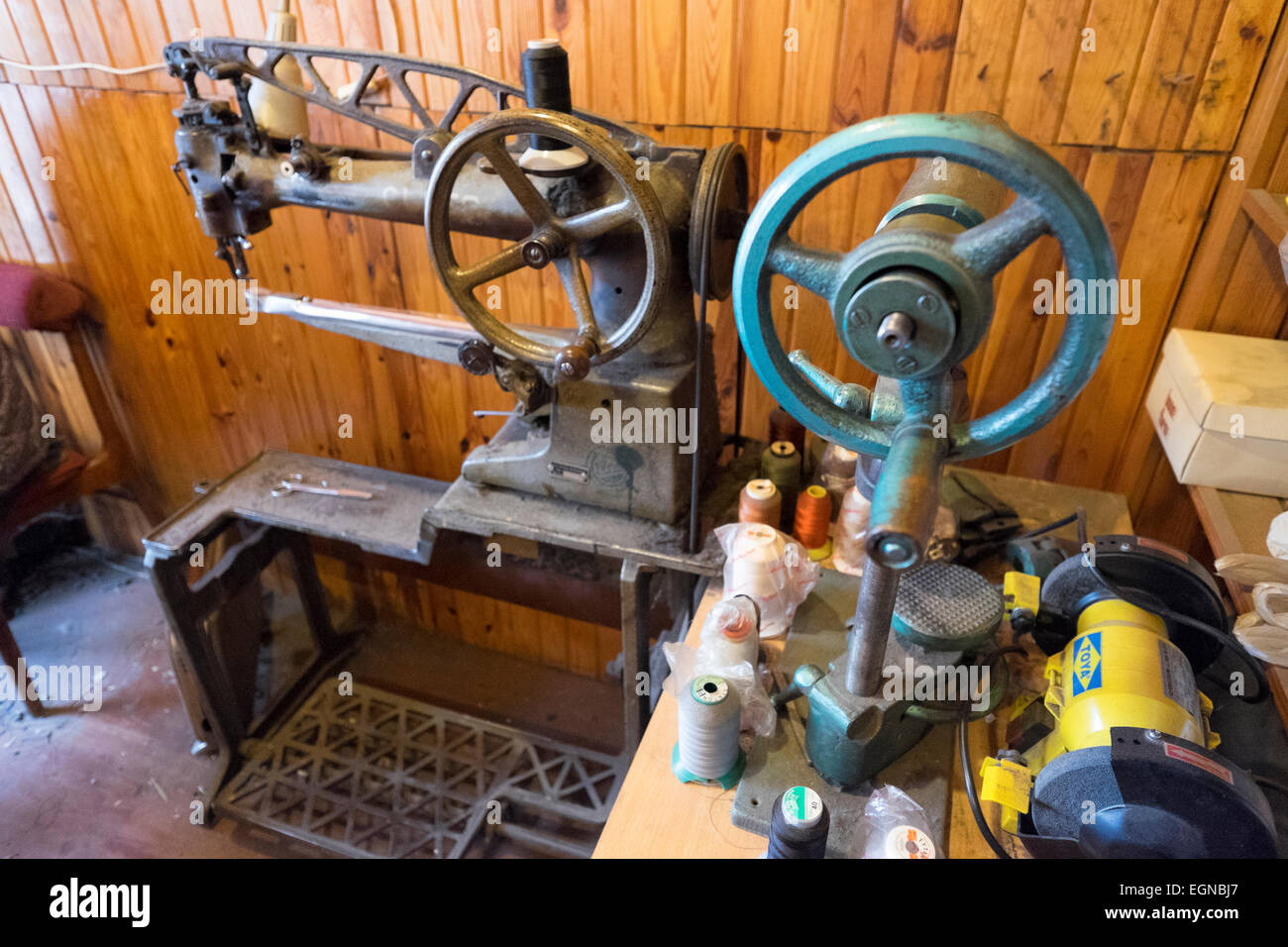 Old fashioned sewing machine Stock Photo - Alamy