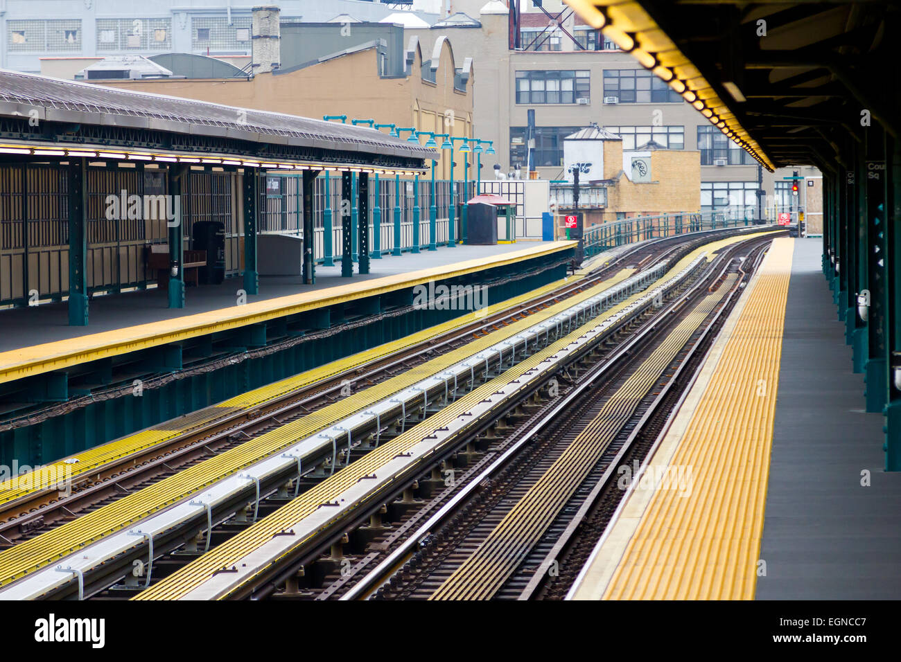 New York City subway platform and tracks Stock Photo - Alamy