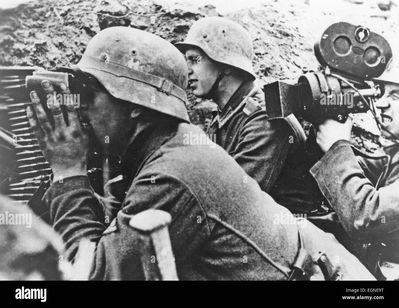 GERMAN MACHINE GUN UNIT are recorded by a cine photographer in 1942 ...