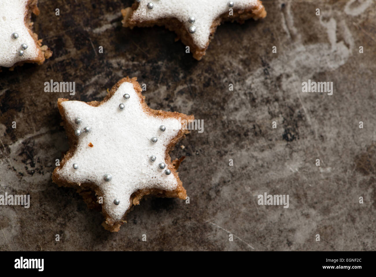 Cinnamon stars on a baking tray Stock Photo - Alamy
