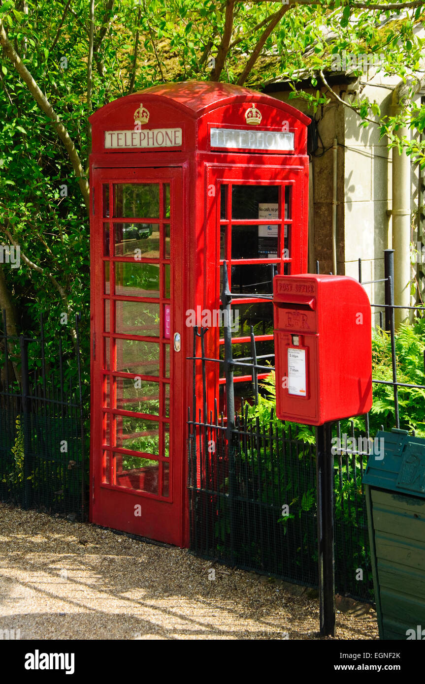 Red post office letter boxes uk hi-res stock photography and images - Alamy
