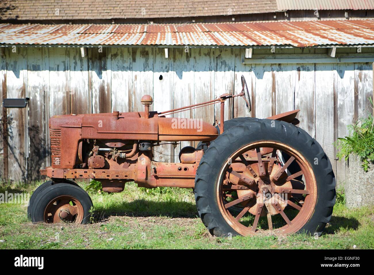 Vintage farm equipment hi-res stock photography and images - Alamy