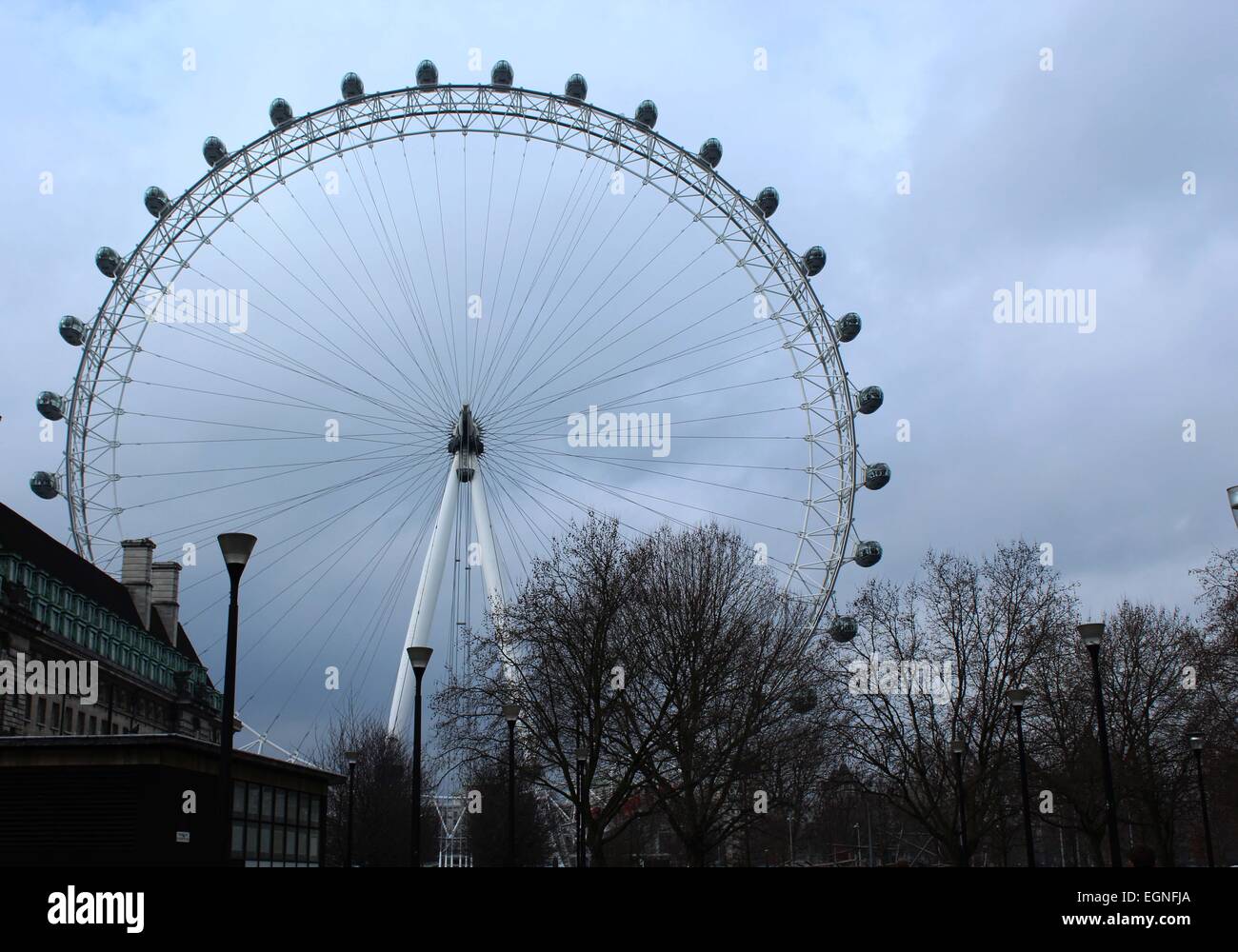 Full view of the London Eye on an overcast day, City of London Stock ...