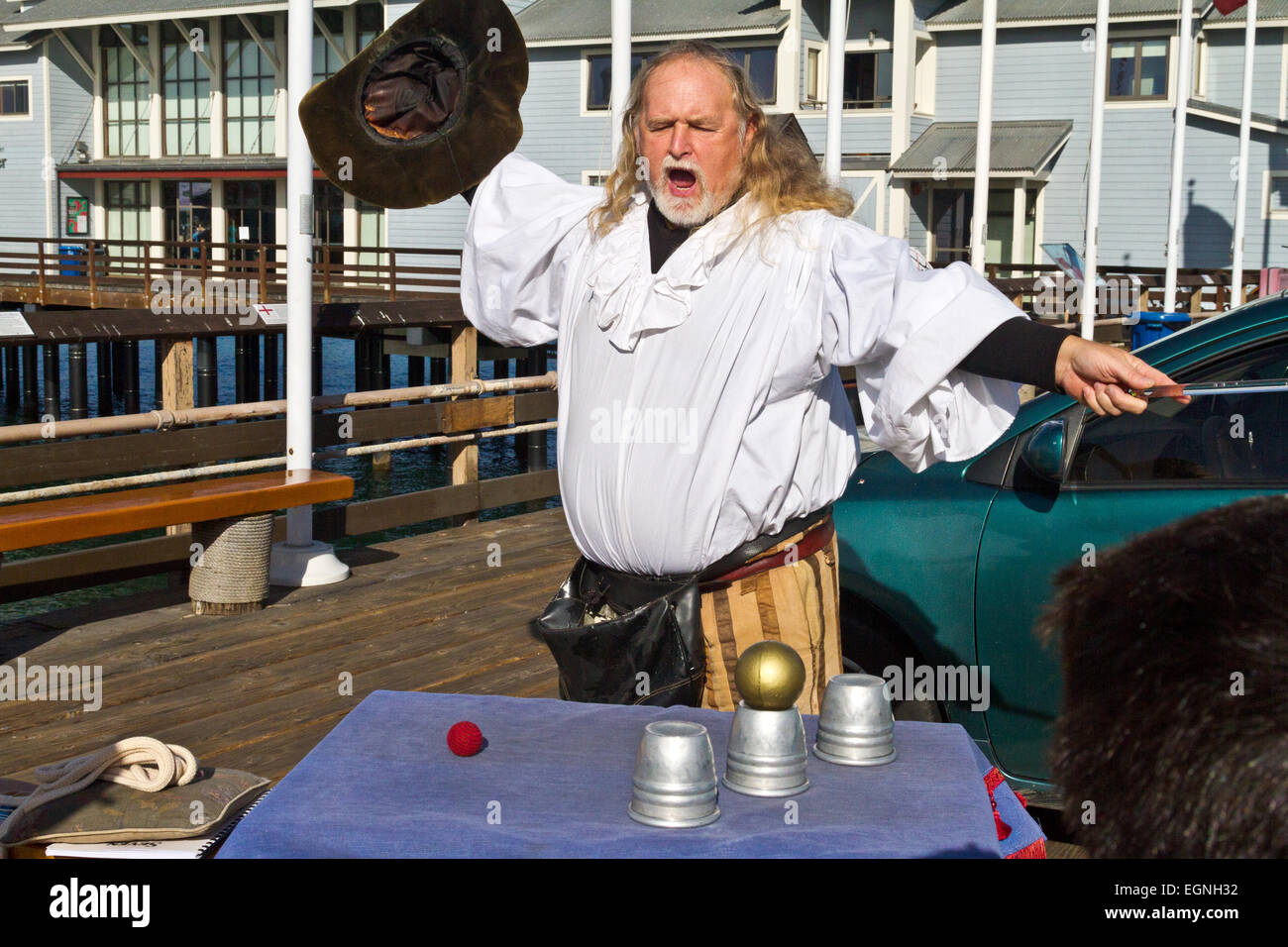 Street magician hi-res stock photography and images - Alamy