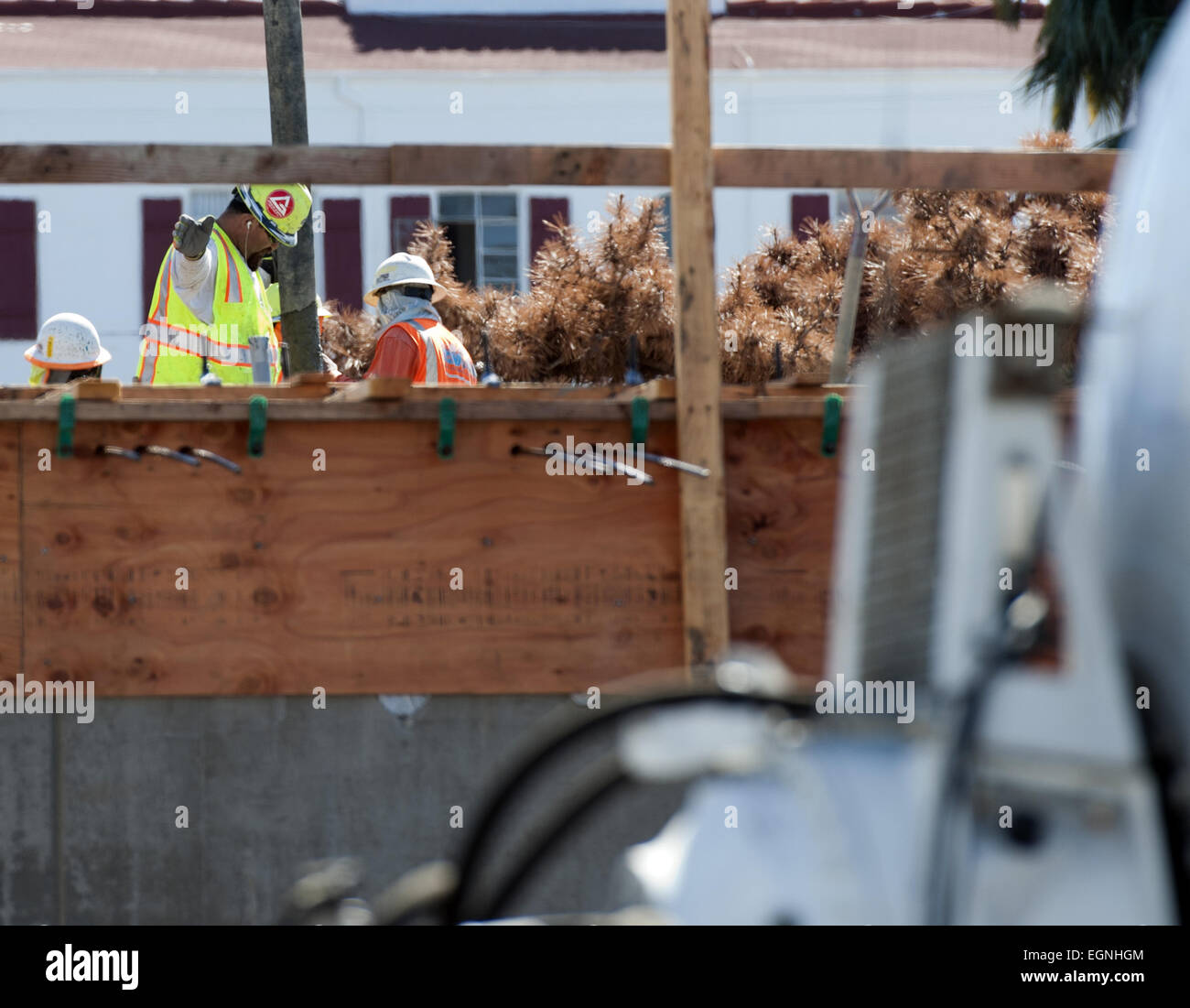 Crew construction workers pour concrete hi-res stock photography and ...