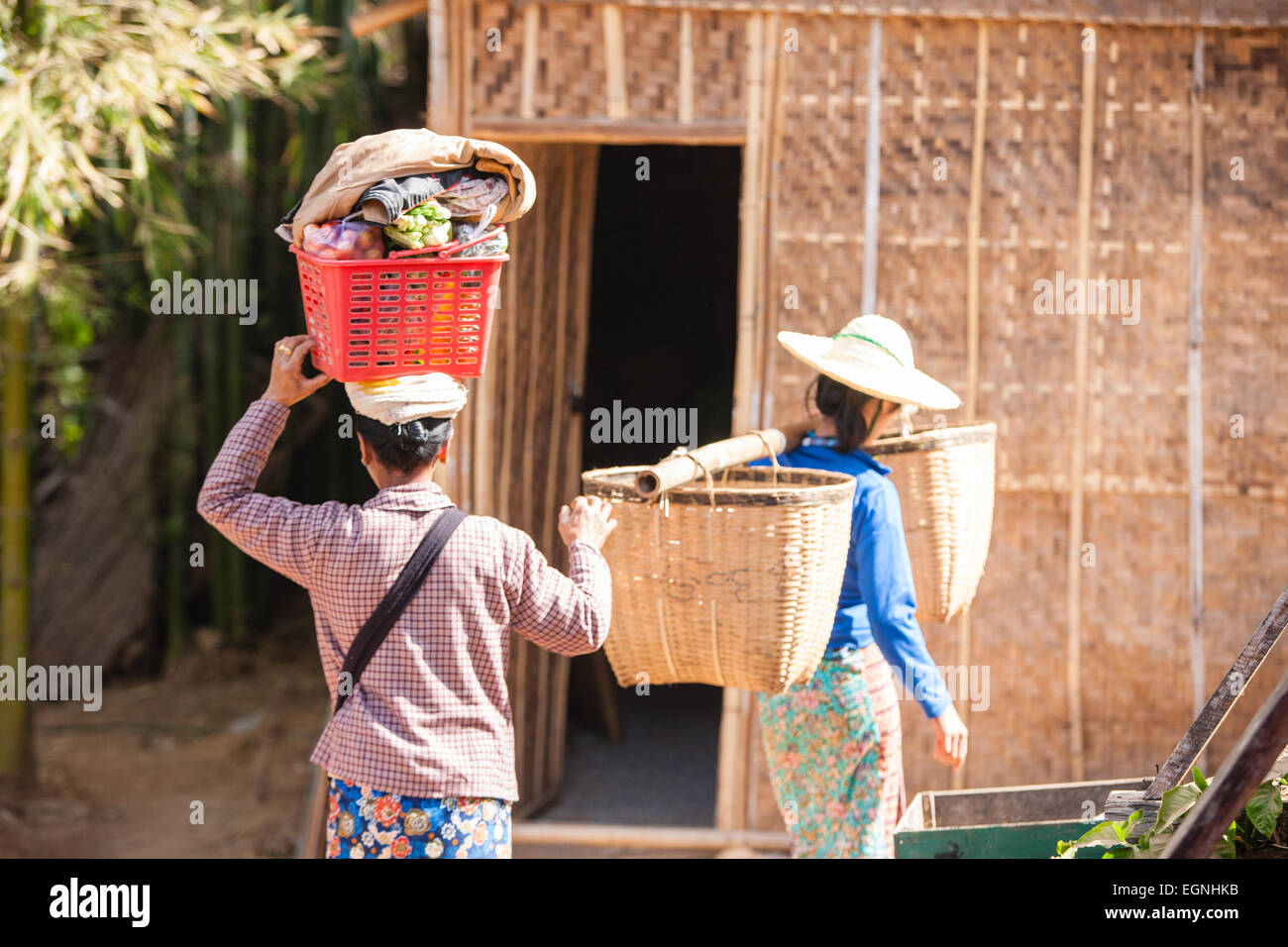 Women carrying baskets head hi-res stock photography and images - Alamy