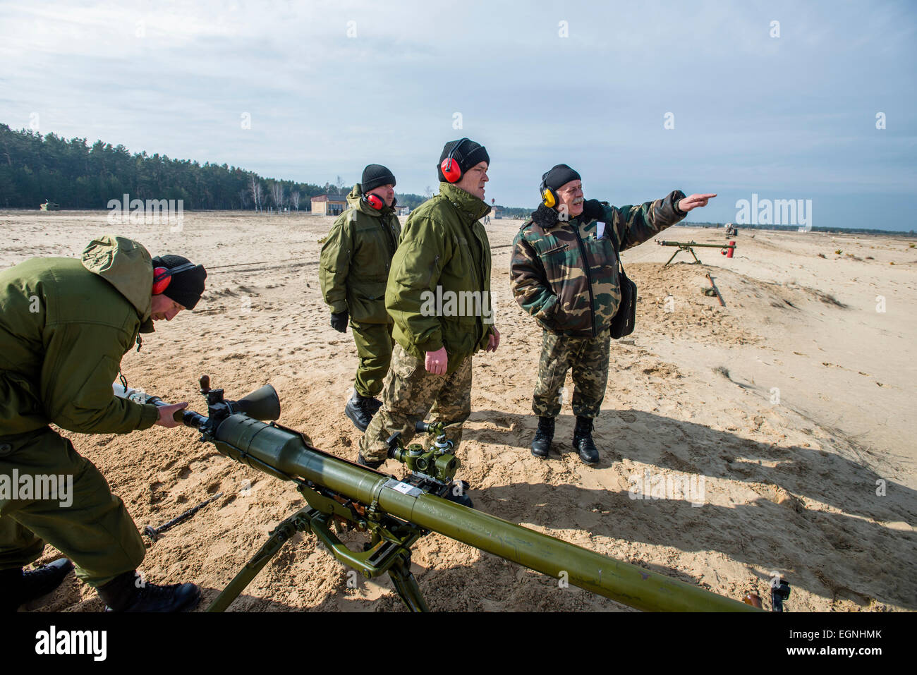 Cadet charges rocket into SPG recoilless gun during firing training ...