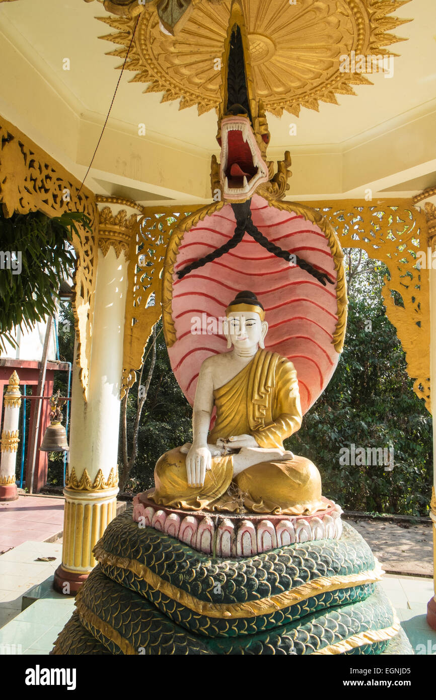 Big snake statue in temple hi-res stock photography and images - Alamy
