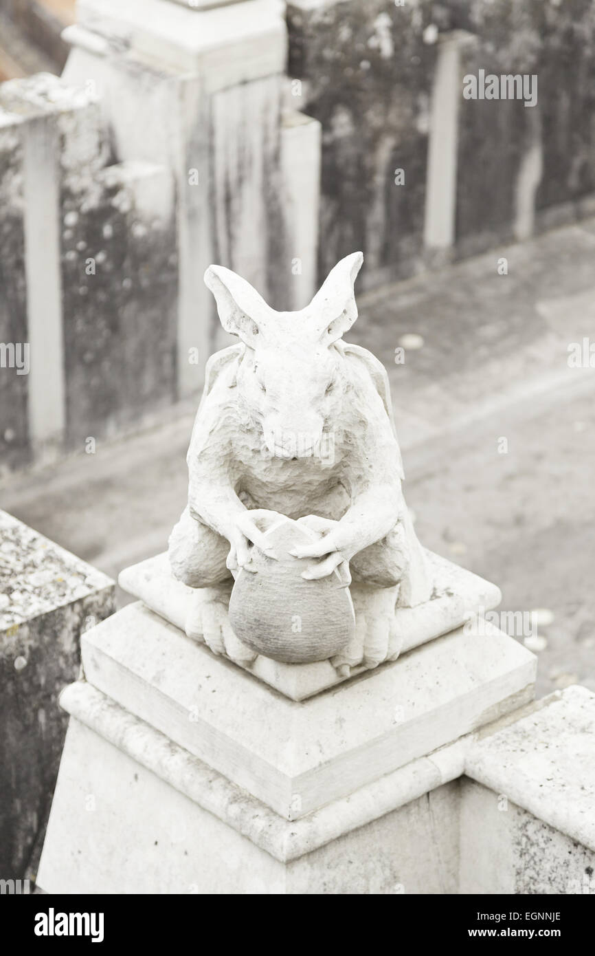 Old rabbit statue hi-res stock photography and images - Alamy