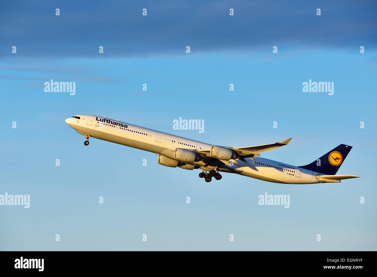 Airplane take off ramp hi-res stock photography and images - Alamy