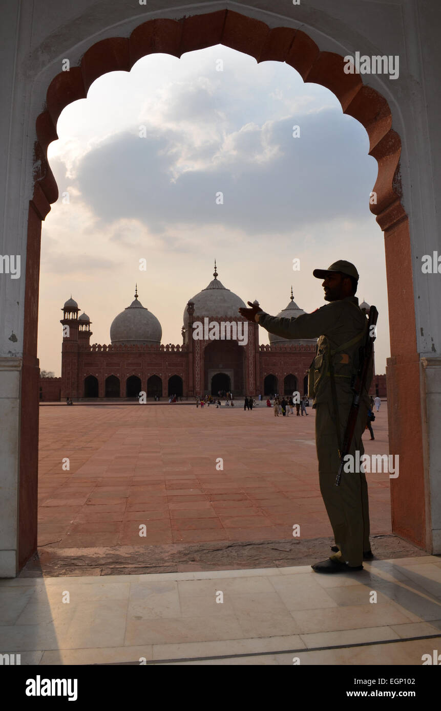 Mughal era badshahi mosque hi-res stock photography and images - Alamy