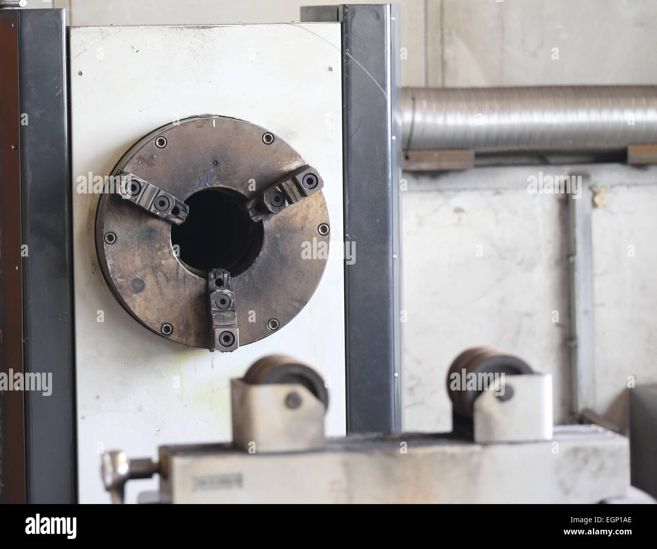 Termination spindle centering device securing the workpiece machine ...