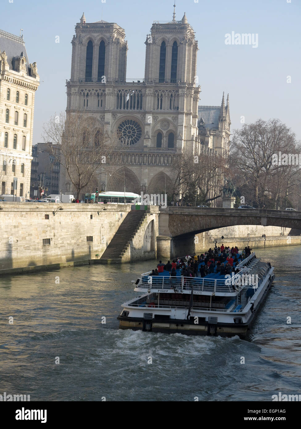 Bateau mouche bridge on seine river hi-res stock photography and images ...