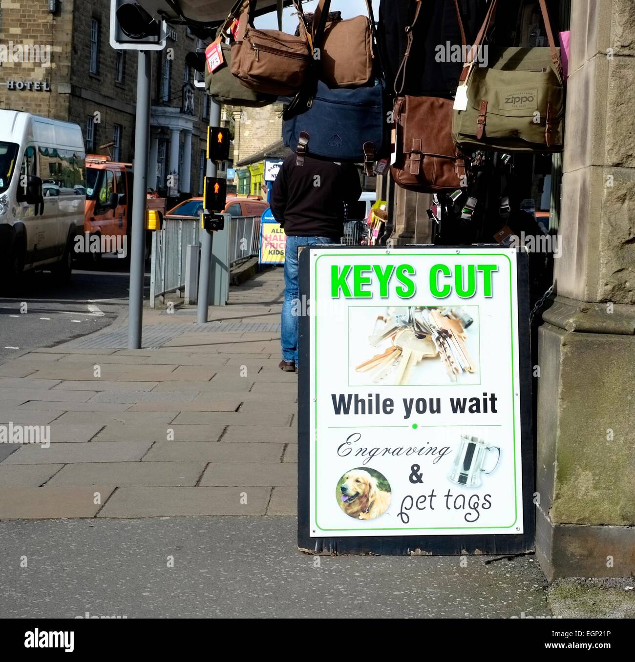 Keys cut while you wait sign England UK Stock Photo - Alamy