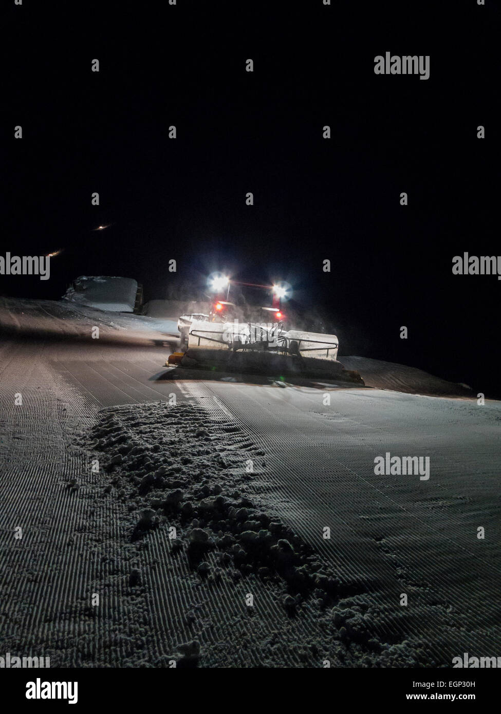 PistenBully piste basher working at night in La Clusaz Stock Photo - Alamy