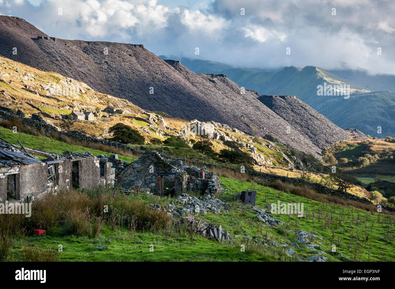 Ruins of houses below Dinorwig quarry near Llanberis in Snowdonia Stock ...