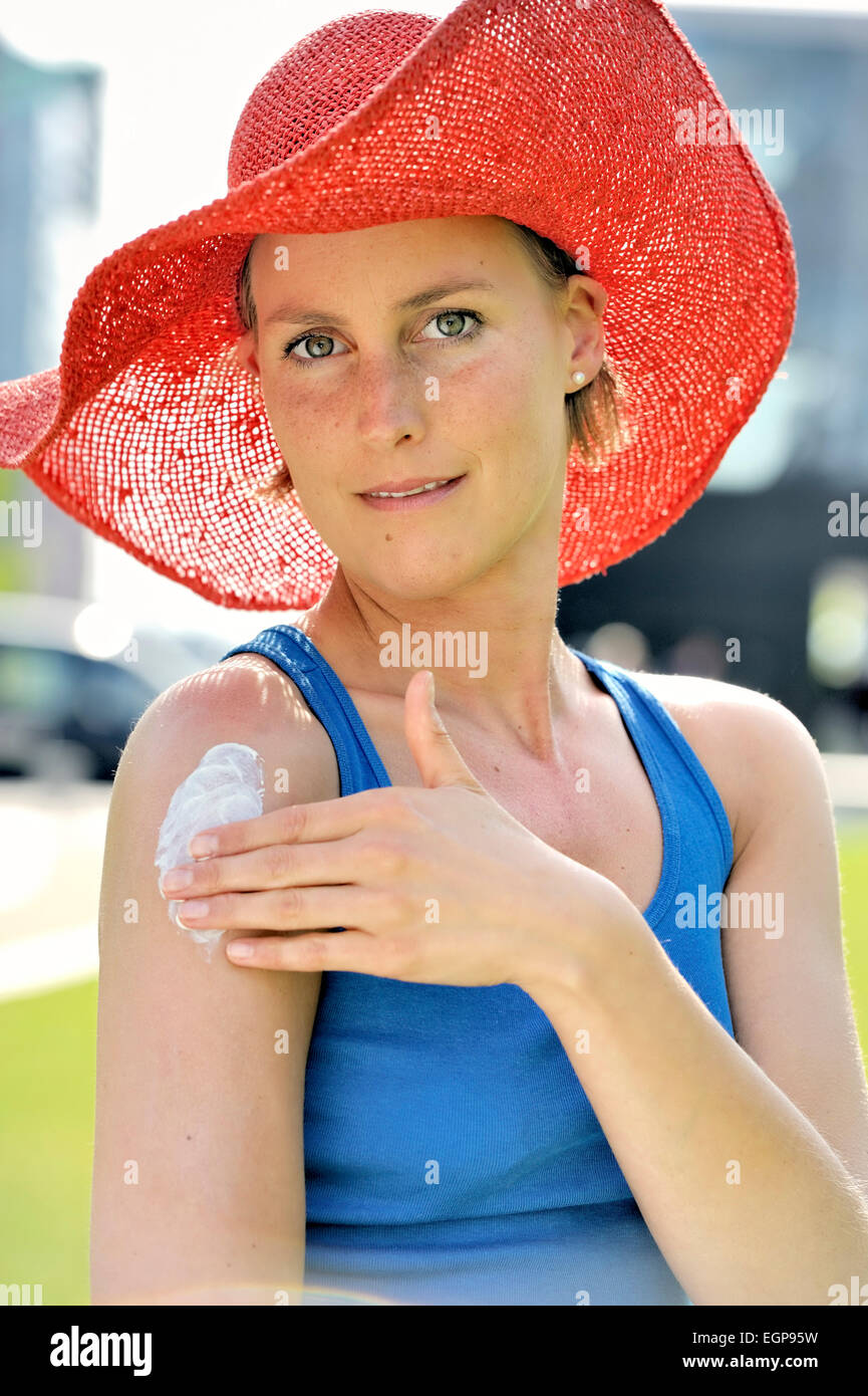 Factor 30 suncream hi-res stock photography and images - Alamy